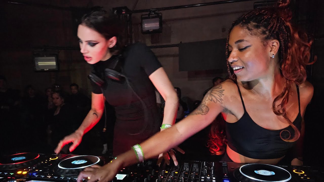 Sara Landry LIVE in Los Angeles! TECHNO! - YouTube