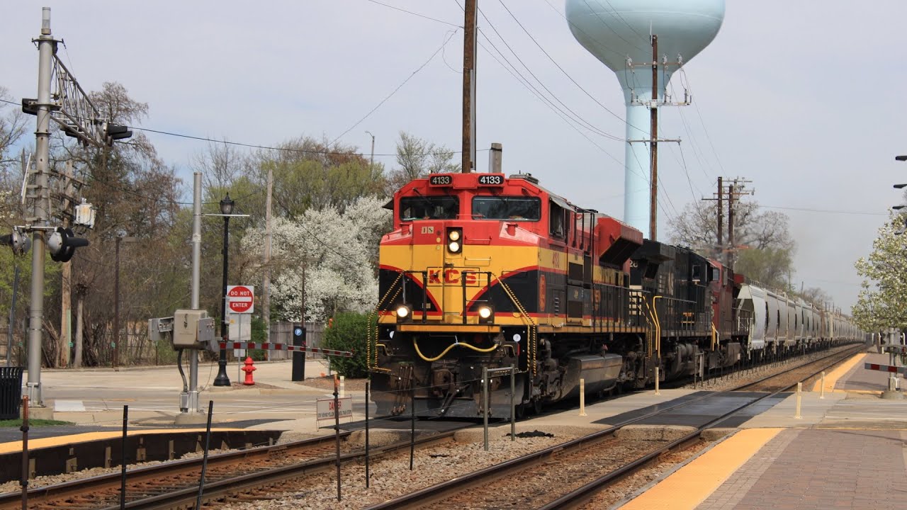 KCSM 4133 leads CPKC 640 past Northbrook - YouTube