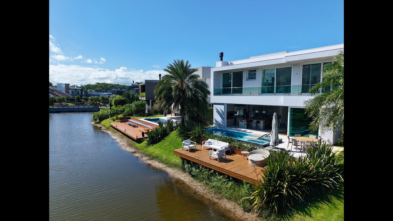 MALIBÚ SOBRADO BEIRA LAGO COM DECK E PISCINA - YouTube