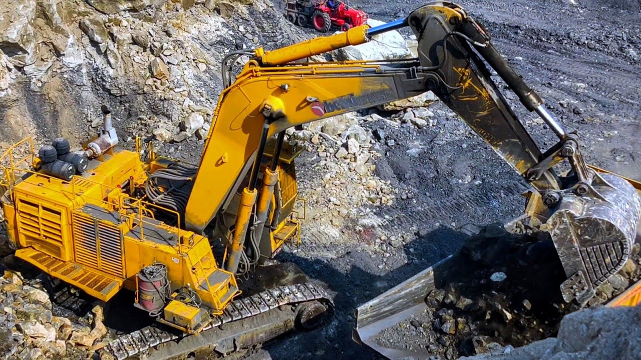 BEML BE1000 Crawler Excavator loading Machine BEML Dumper || Coal Mines ...