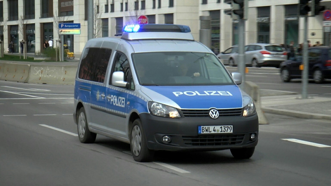 Diensthundeführer Polizei Stuttgart auf Einsatzfahrt - YouTube