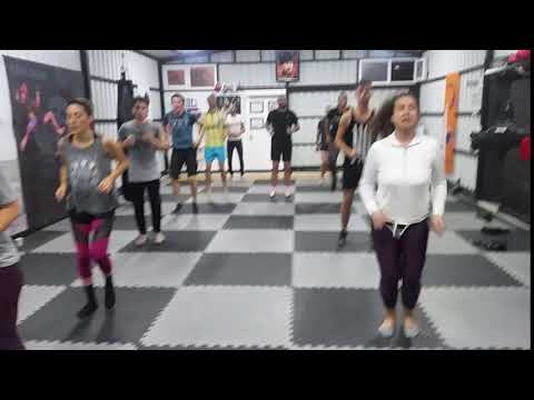 Zıplayarak Dizleri Göğse Çekme