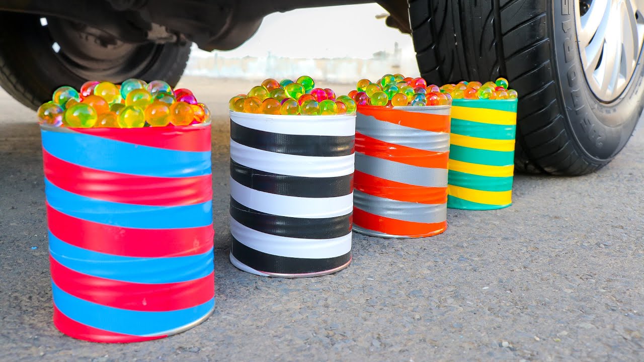 APLASTANDO COSAS CRUJIENTES Y SUAVES CON LA RUEDA DE UN COCHE - YouTube