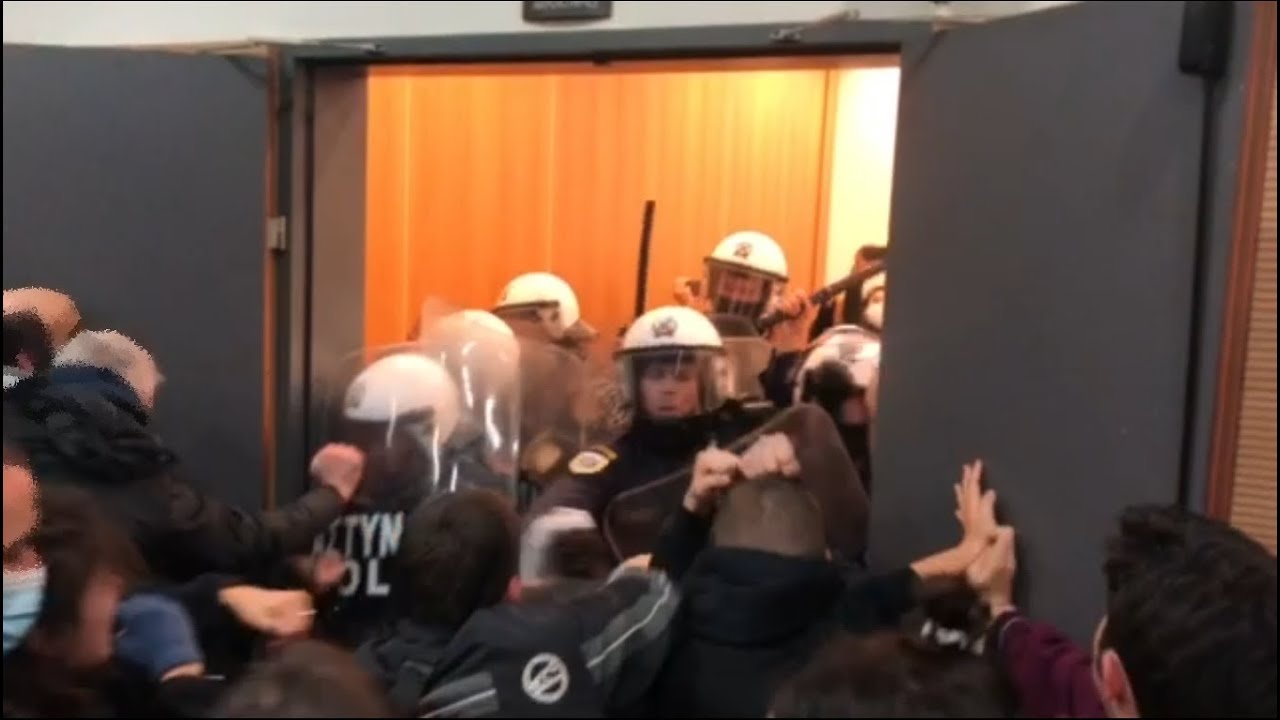 Η στιγμή που η αστυνομία επιτίθεται με γκλομπς και χημικά στη δίκη για ...