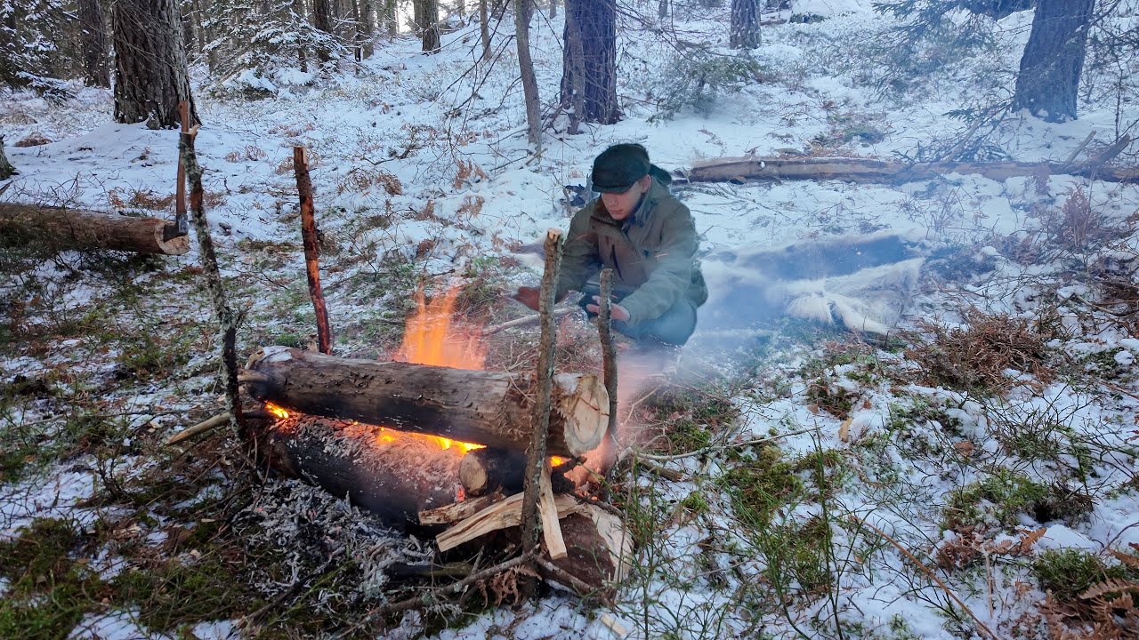 Winter Bushcraft - Building a Log Fire and Cooking in the Snow - YouTube
