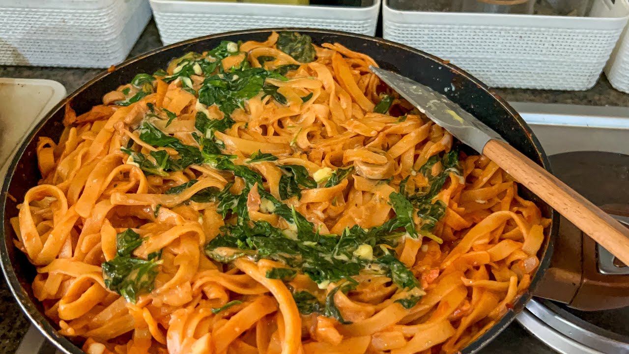 FETTUCCINE PASTA WITH SPINACH AND MUSHROOMS | Jovey Perez - YouTube