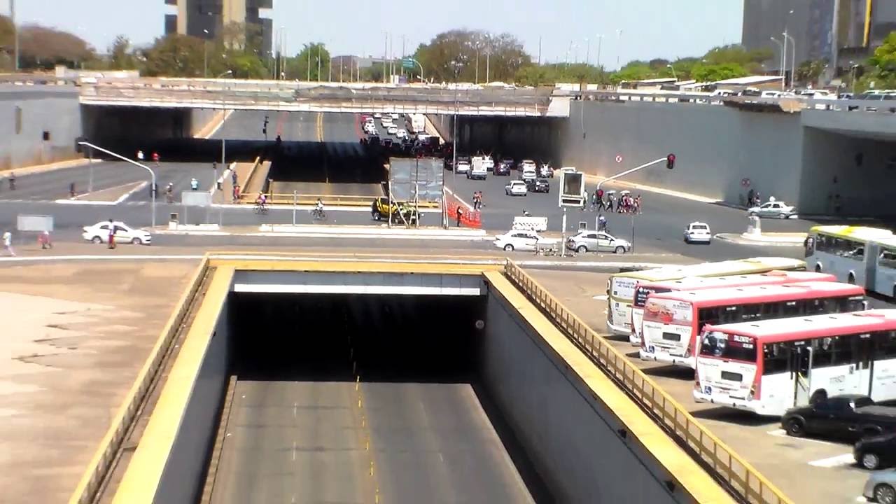 No centro de Brasília tem um buraco do TATU - YouTube