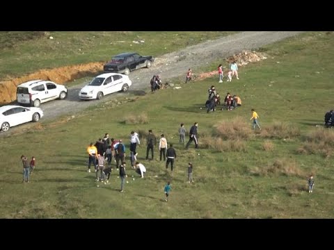 Kısıtlamaya rağmen pikniğe gidenler polisi görünce böyle kaçtı