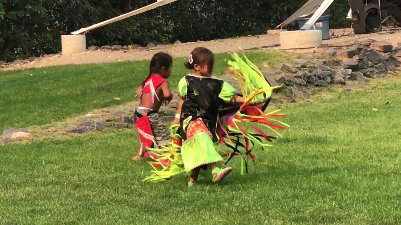 Native American Kids Dancing in Costumes - YouTube