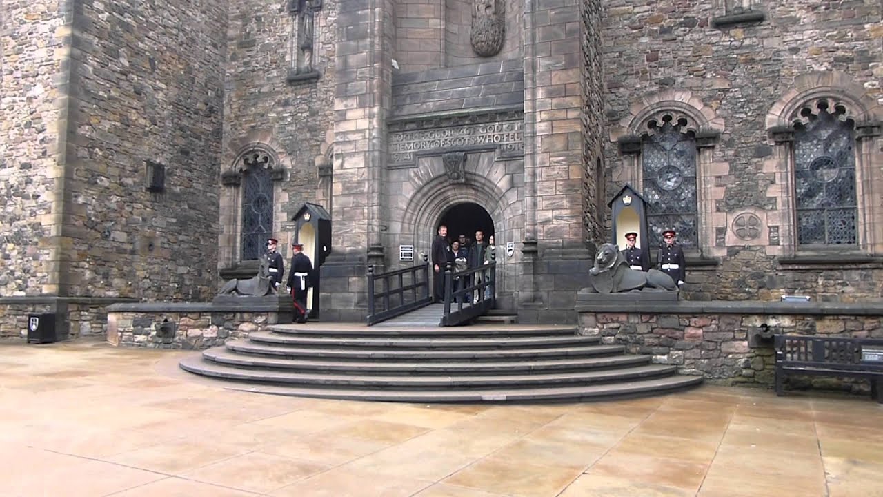 Changing of the Guard at Edinburgh Castle's Scottish National War ...
