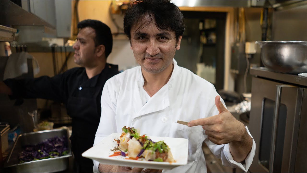 An Afghan chef in helps refugees feel at home - YouTube