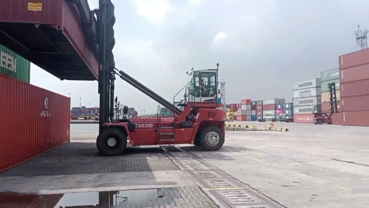Demonstration yard trucktor trailer & Kalmar,Empty Container Handler ...