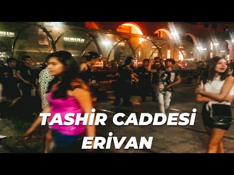 Ermenistan'ın Başkenti Erivan'ın En İşlek Yeri Tashir Caddesi'nde Ermeni Gençlerden Dans Performansı