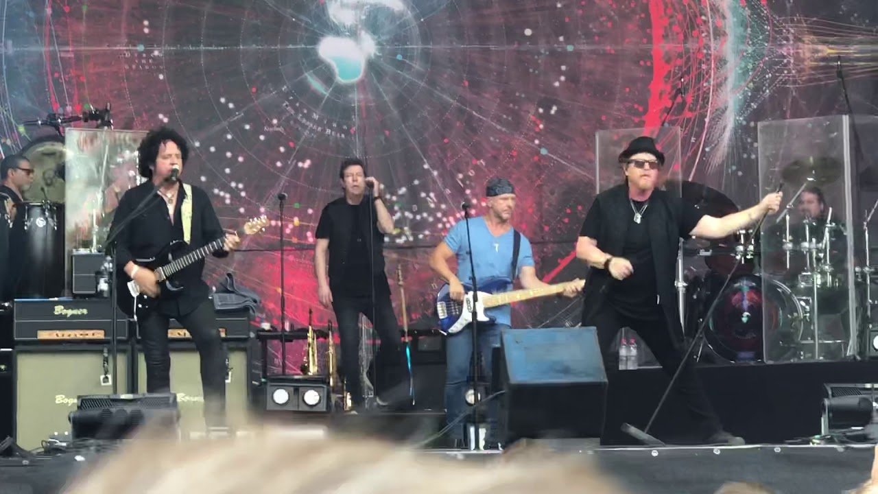 TOTO - English Eyes (Live in Berlin 2019) - YouTube