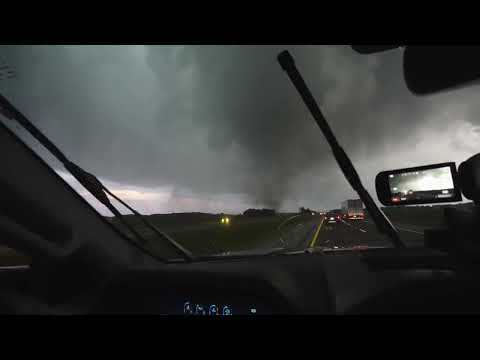 DAMAGING #TORNADO endangers truckers on I-70 near Effingham, Illinois