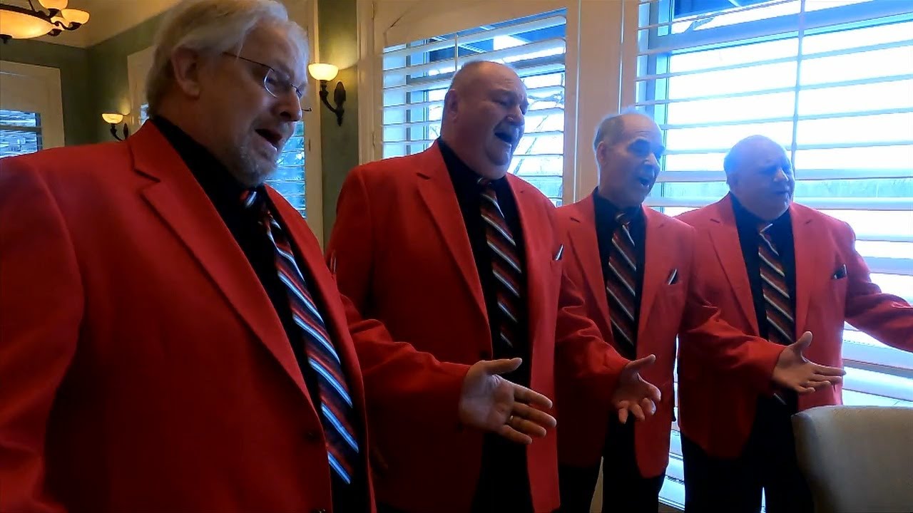 Barbershop quartet singing to couples for Valentine's Day - YouTube
