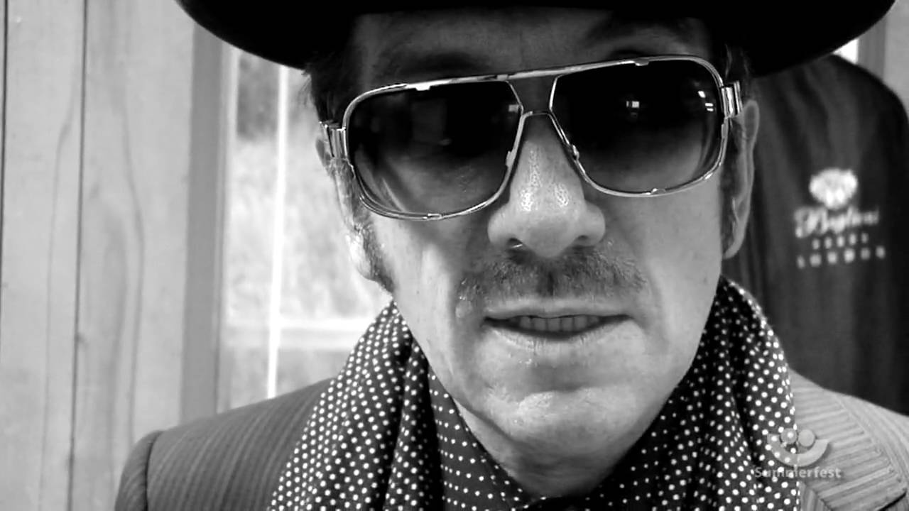 Elvis Costello - Backstage Interview (2009 Exclusive) - YouTube