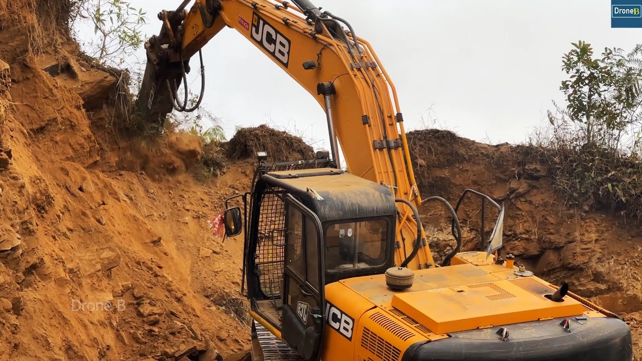 JCB Excavator Extracting Rocks from Stubborn Rocky Mountain Quarry ...