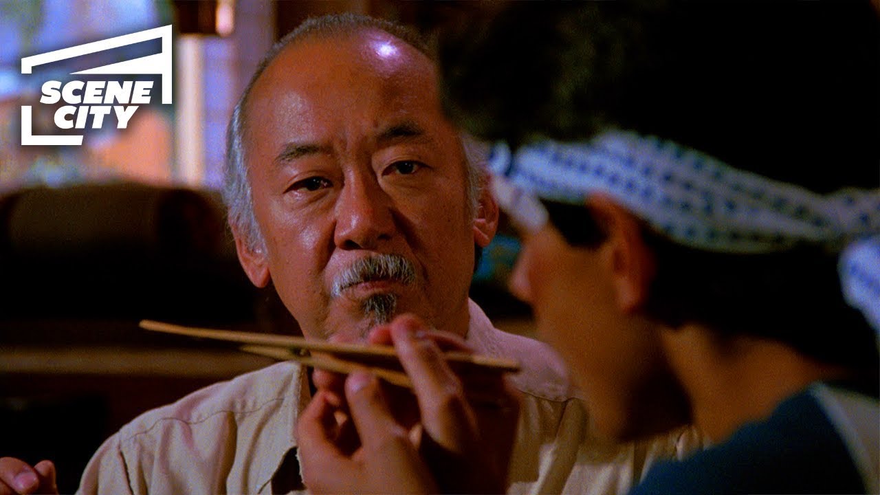 Karate Kid: Daniel Atrapa una Mosca con Palillos Chinos (Pat Morita ...