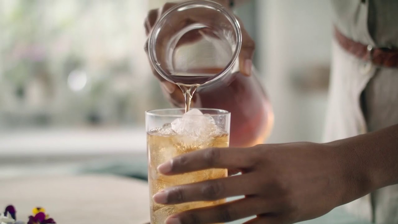 Tupperware Cold Brew Carafe with Tea. Grafinas šaltiems gėrimams - YouTube