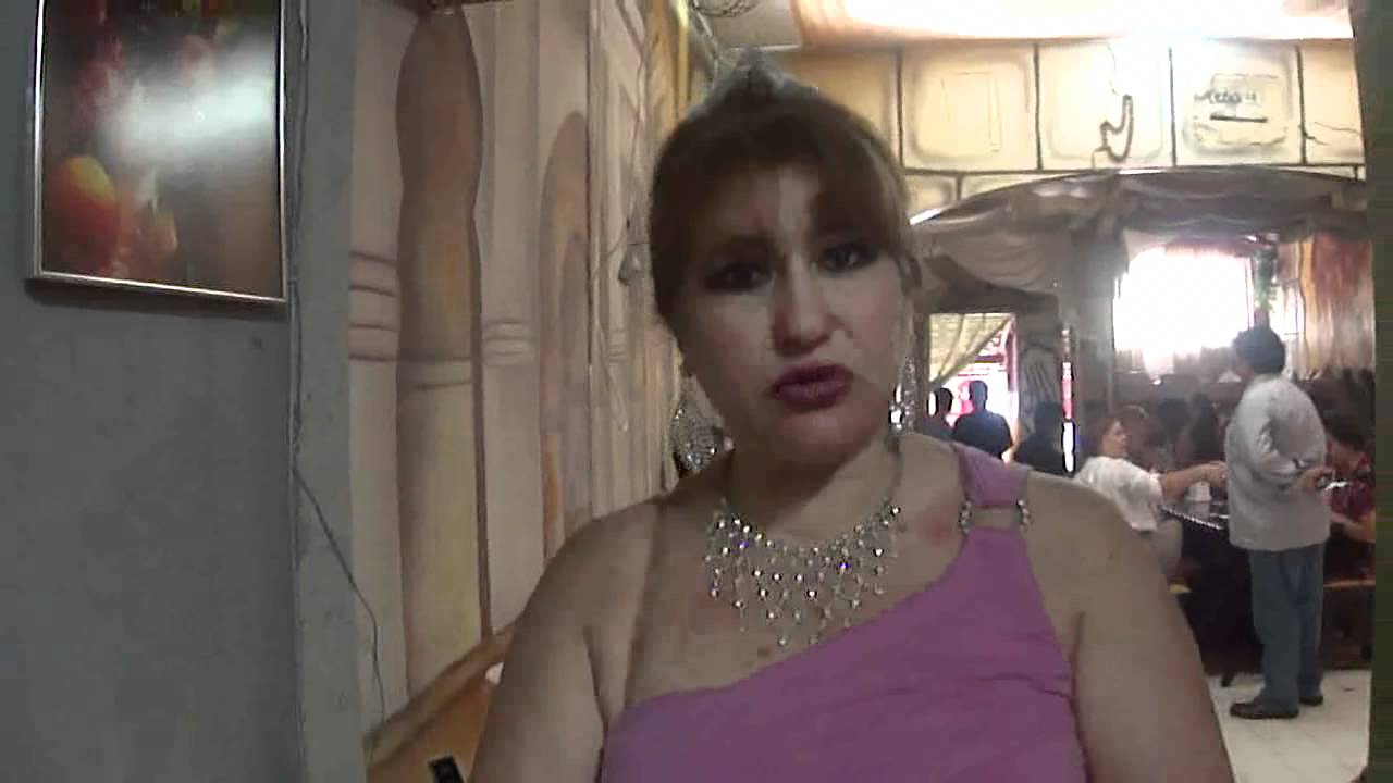 B- BUFFET COMIDA TIPICA ARABE AL MAUAL . GUILDA MATTAR MOSTRANDO ...