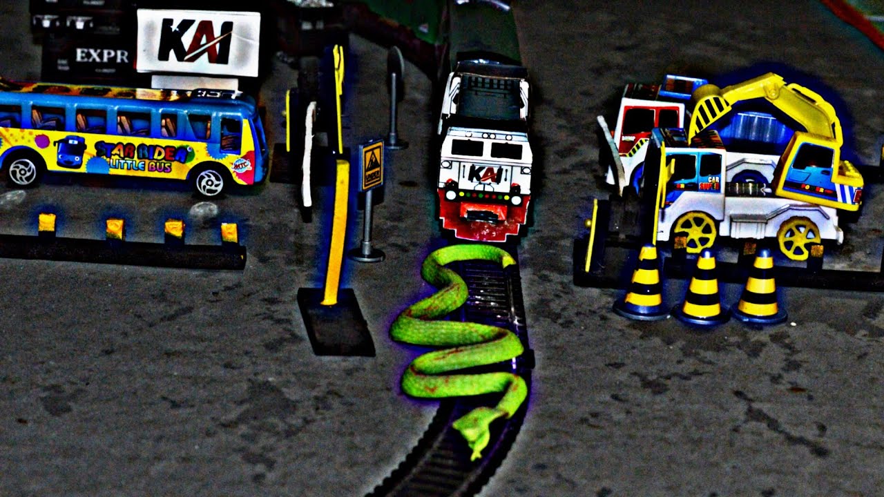 KERETA API TABRAK ULAR RAKSASA 🐍 KAI TRAIN - YouTube