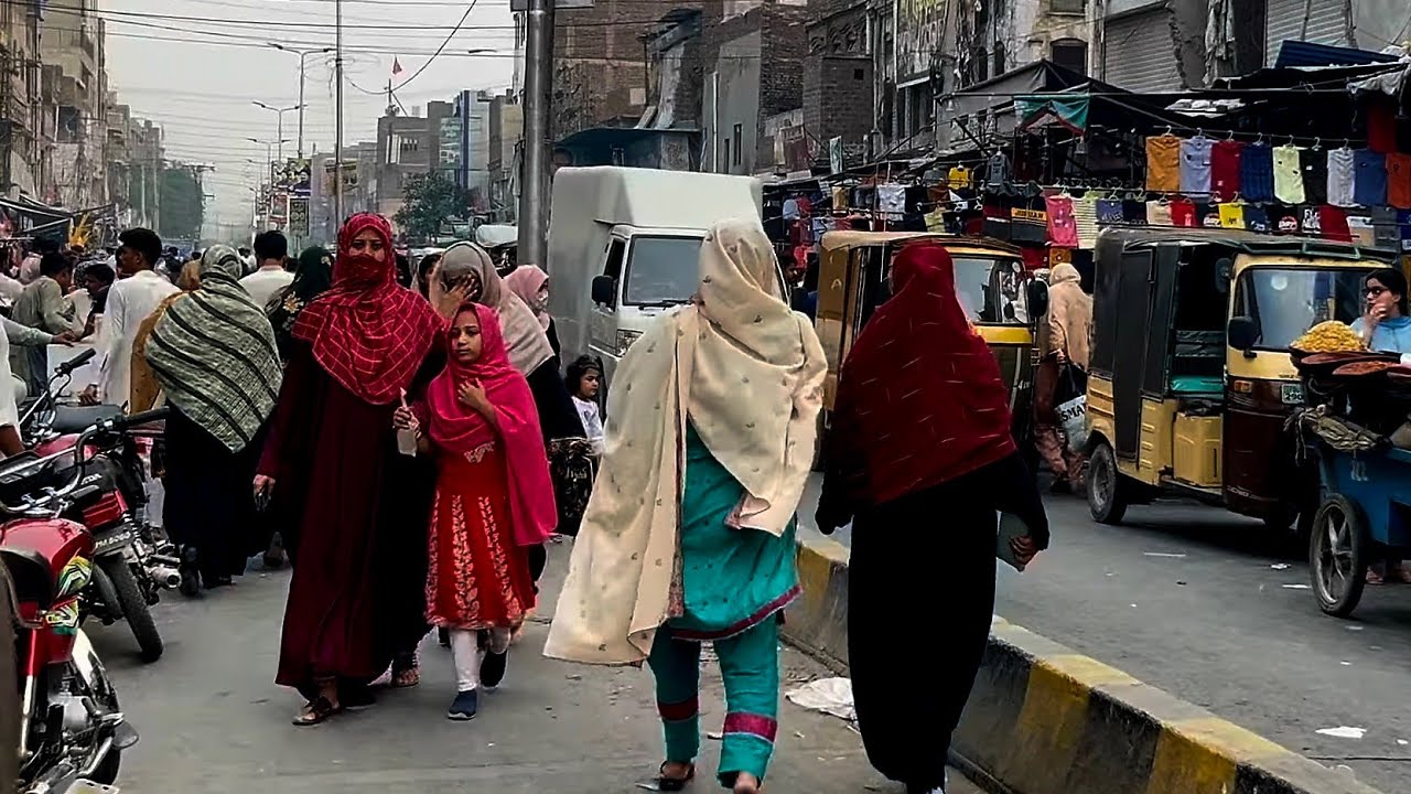 Pakistan Faisalabad Walking Tour 4k | Faisalabad Famuse Bazar walking ...