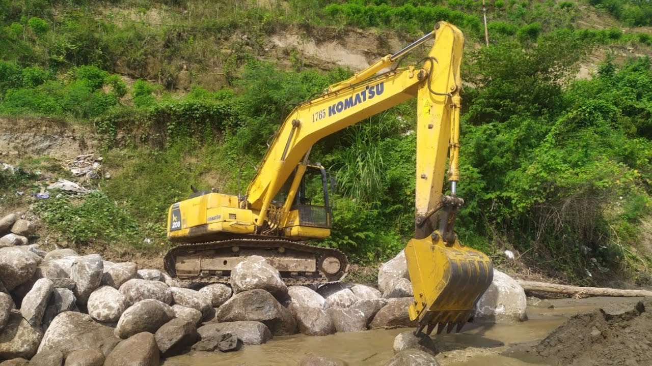 EXCAVATOR KOMATSU REINFORCEMENT OF EROSIONED RIVER CLUB USING STONE BOULDER CONSTRUCTION | PC ...
