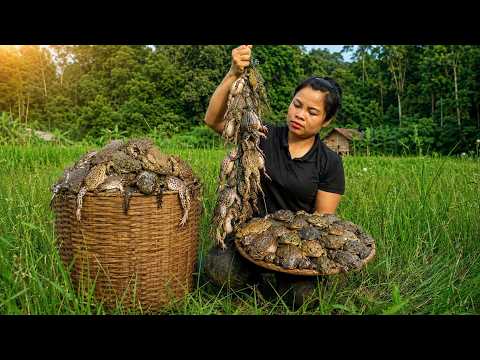 Abandoned by her husband, she had to catch frogs to make a living in the wilderness.