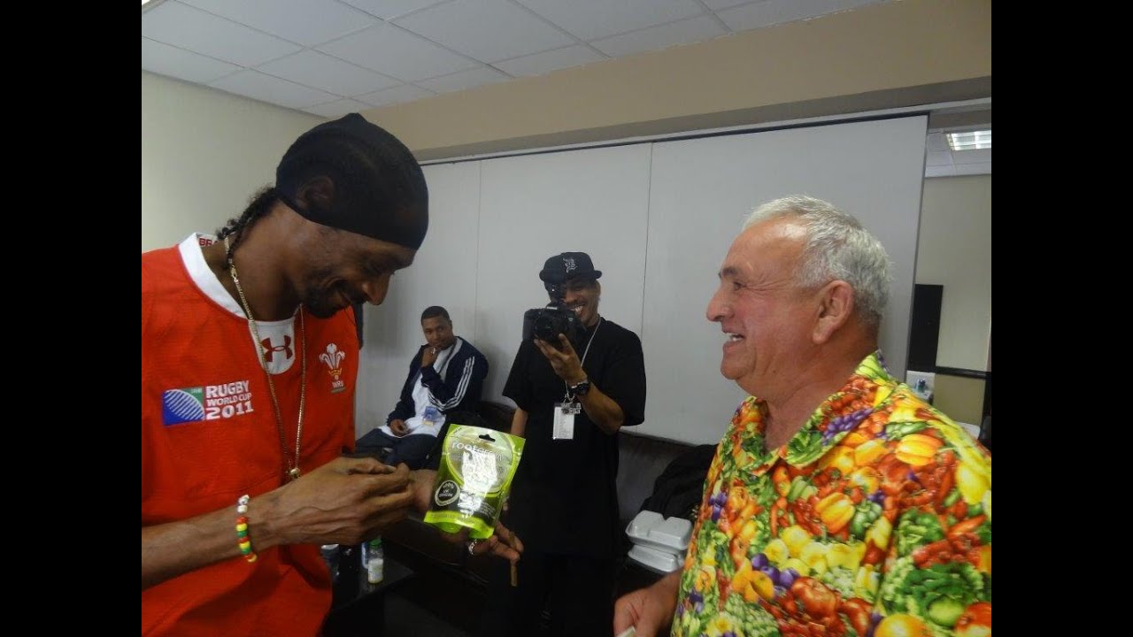 Snoop Dogg meets Ian Neale - Giant Veg Exclusive - YouTube