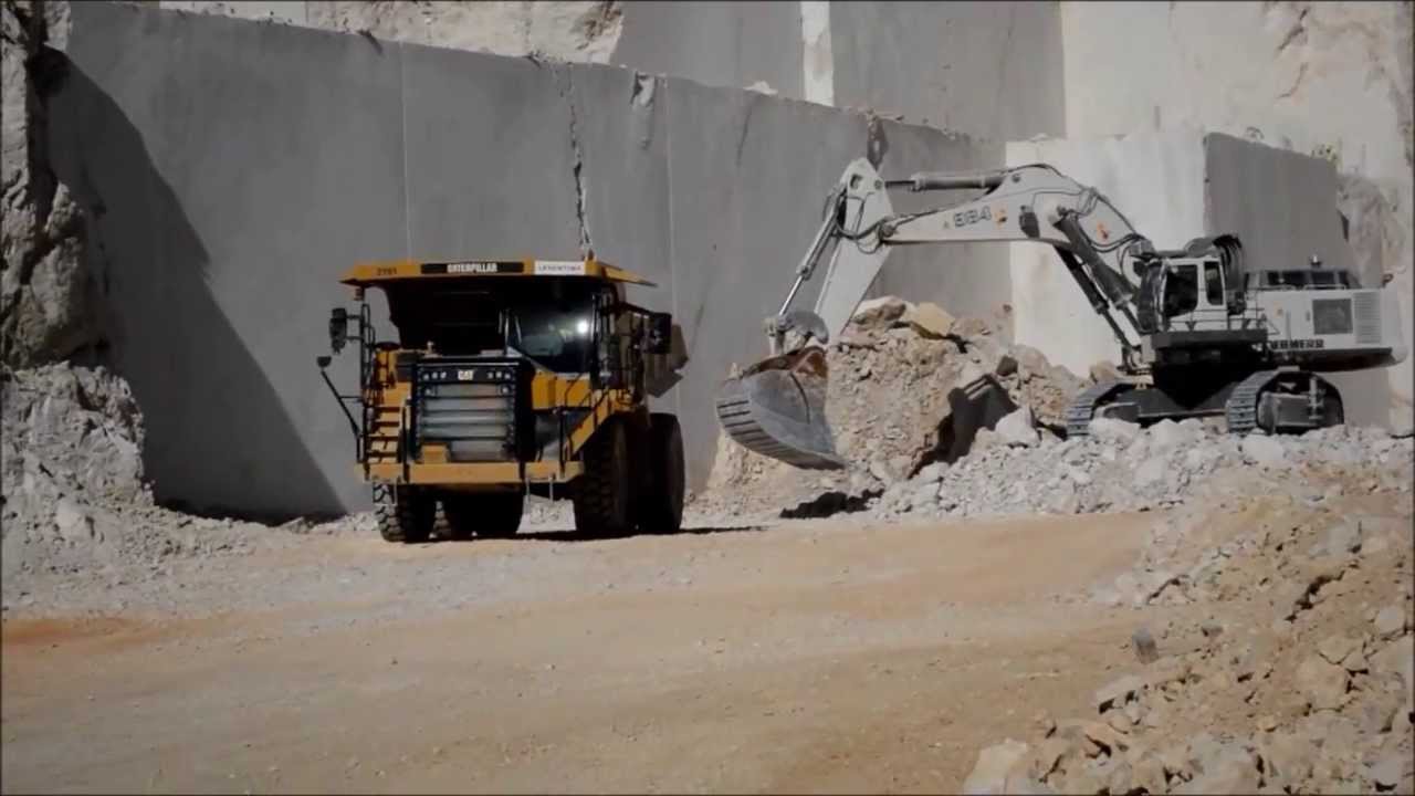 Liebherr 984 loading Cat 773G - YouTube