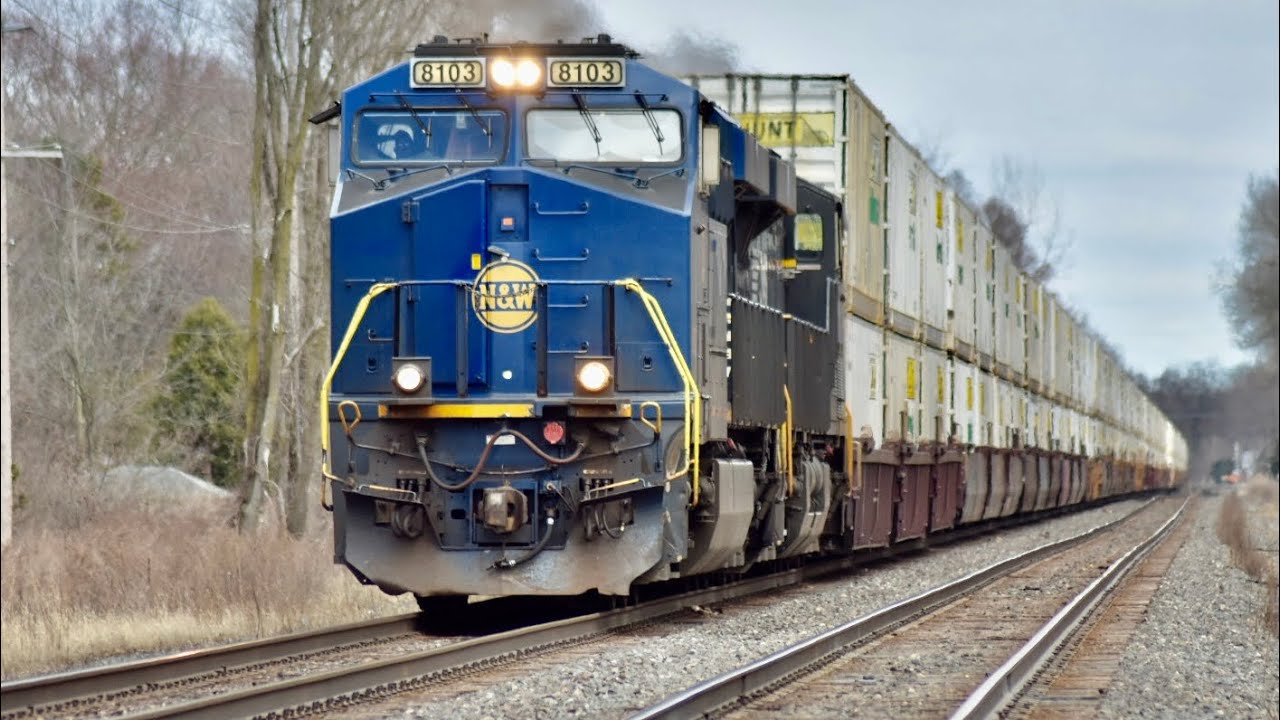 NS 8103 (N&W HU) leads NS train 21G through Elkhart Indiana - YouTube