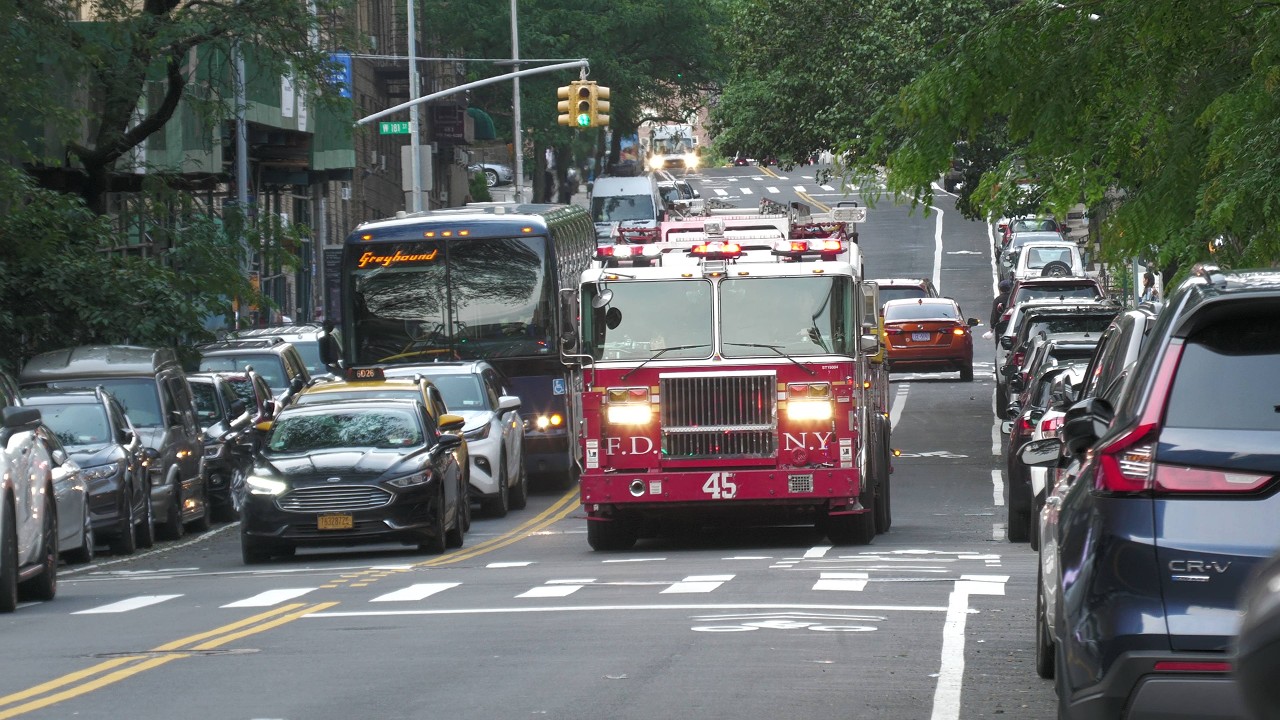FDNY Full House Response Battalion 13 + Engine 93 + Ladder 45 FDNY ...