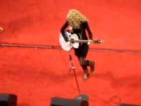 taylor swift at moa singing our song! - YouTube