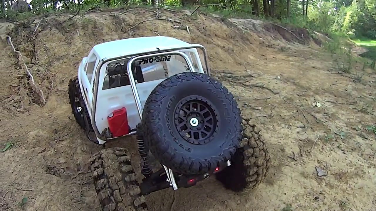 Testing new build, SCX10 with proline hilux body and custom roll bar ...