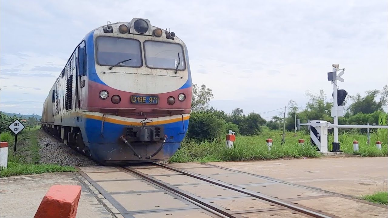 Amazing train horn sounds Beautiful train - YouTube