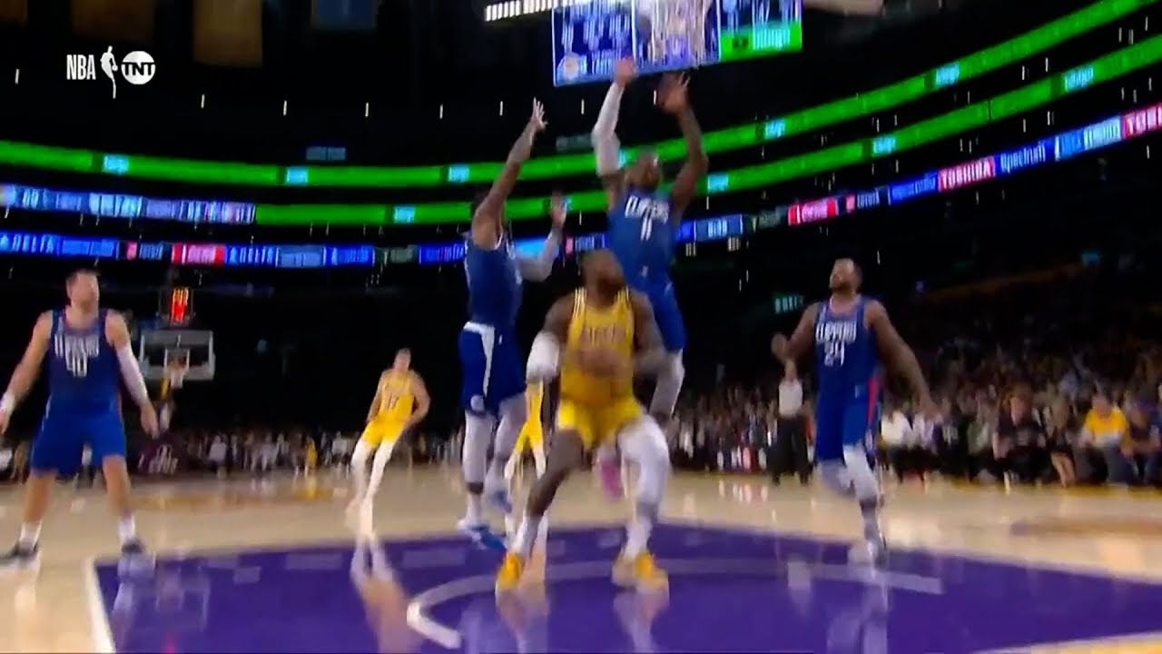 LeBron James got 2 defenders in the air like kids🙈 - YouTube