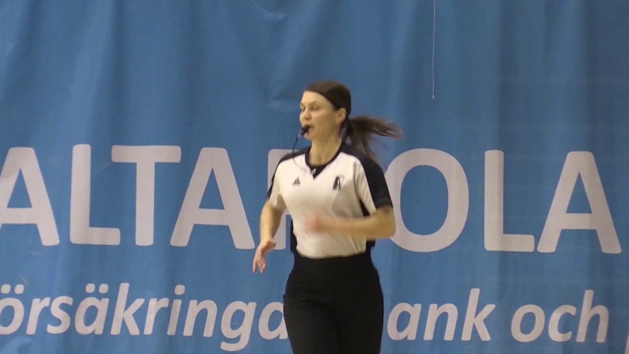 Takana 400 ottelua Korisliigaa: erotuomari Karolina Andersson - YouTube