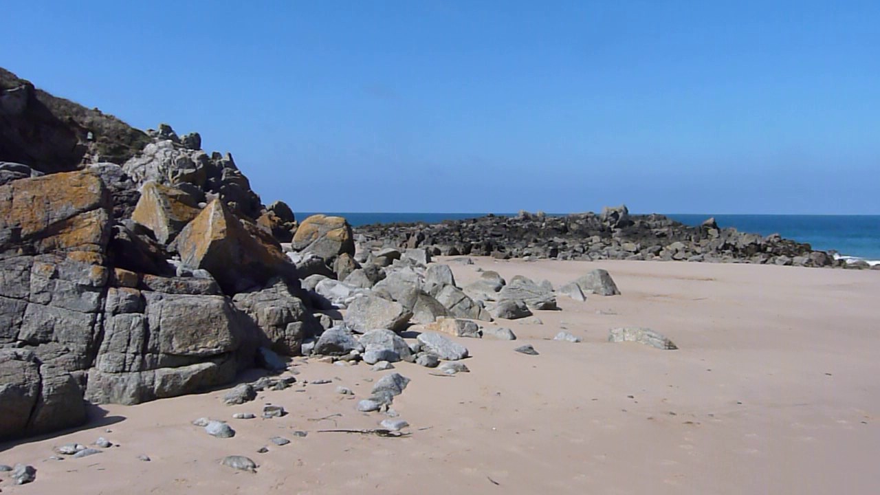 La plage de la Fosse à PLEVENON - YouTube