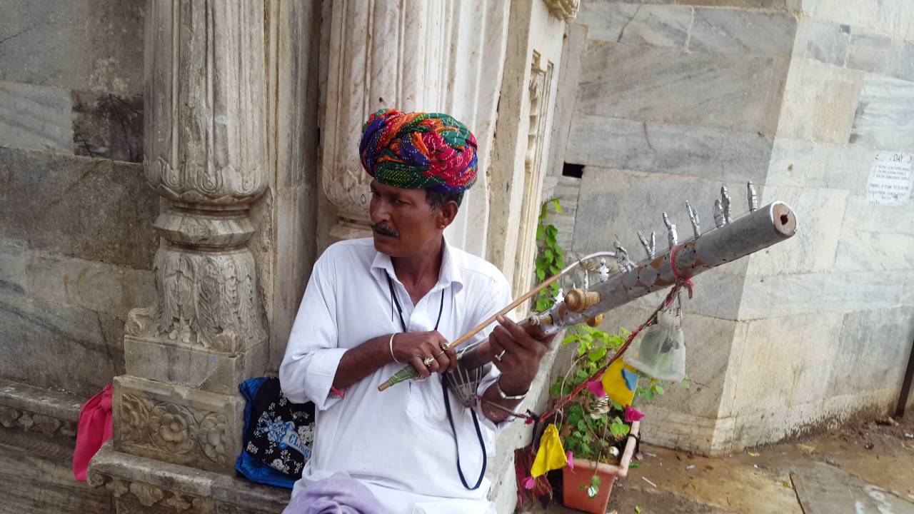 Rajasthani Folk Instrument Ravanhattha at Gangauri Ghaat Udaipur - YouTube
