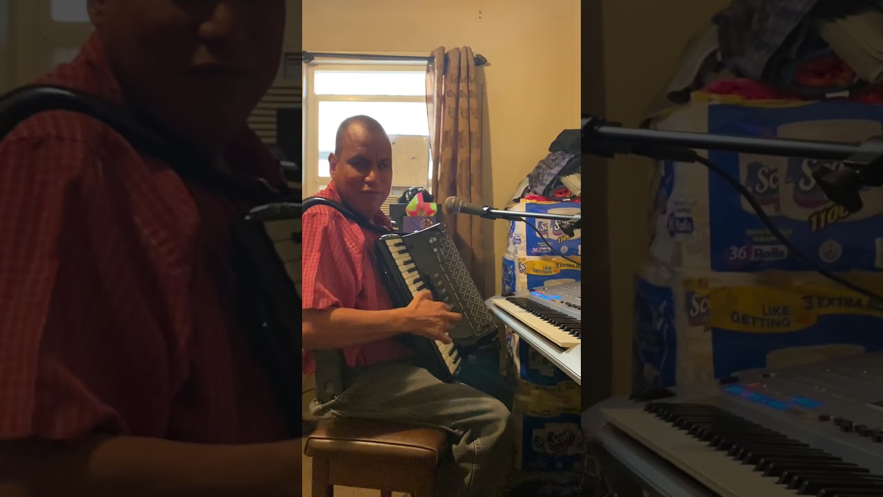 Julio Y su teclado majico tocando el acordion y teclado 🎹🎼🎤😎 - YouTube