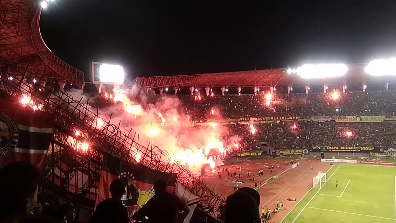 Bonek Pyro Show - Persebaya Surabaya vs Persis Solo 11/01/2020 - YouTube
