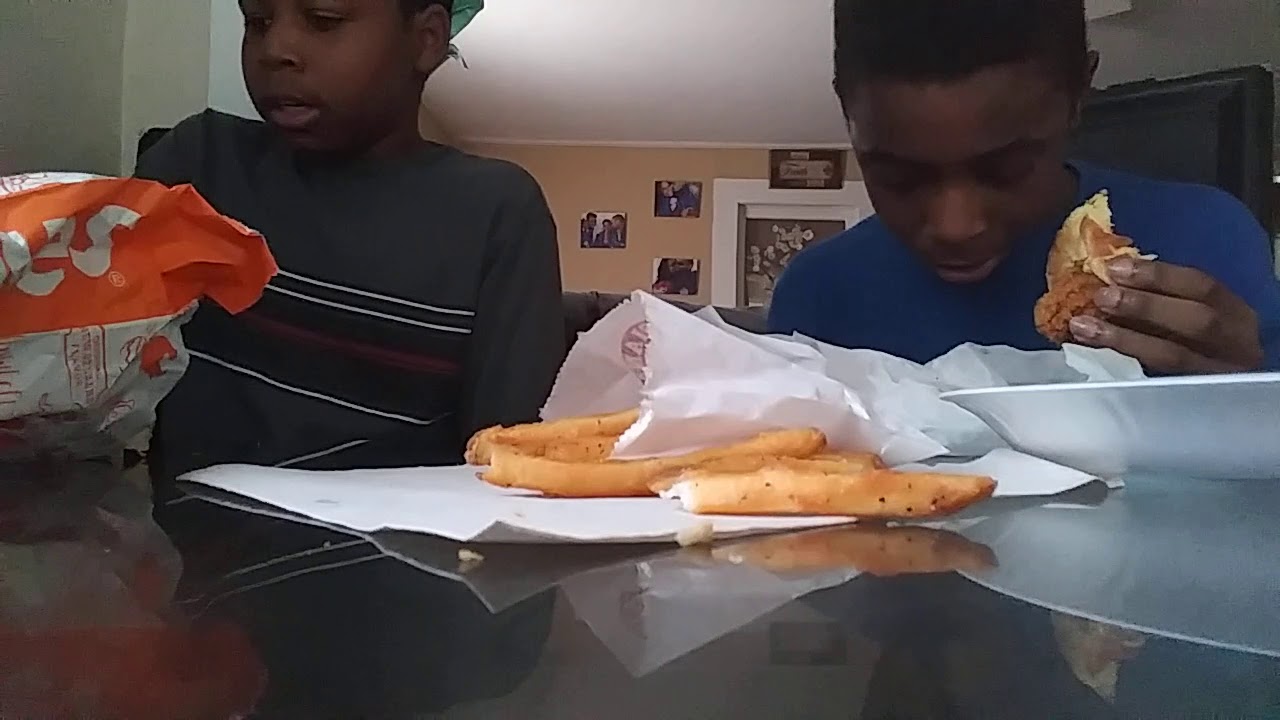 Kids trying Popeyes chicken sandwich - YouTube
