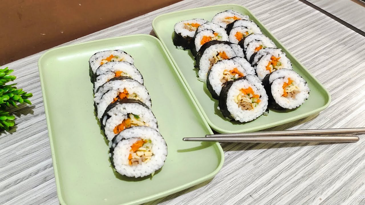 Mari belajar membuat Kimbab dengan isian wortel, sosis, telur, mentimun ...