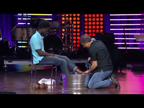 Pastor Washes Black Kids Feet as he Apologizes for White History [Anti White]
