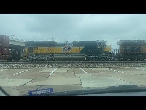 UP 6894 leads the ILBDI with UP 1995 at Arlington, TX - YouTube