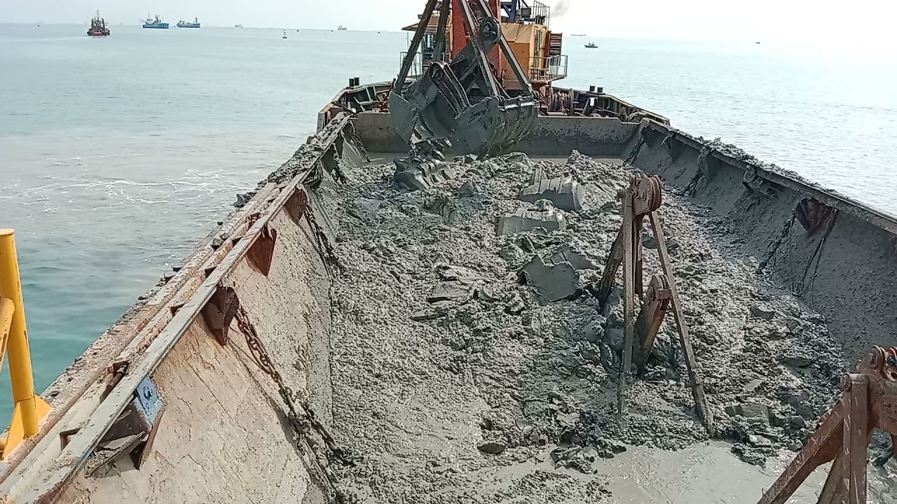 cara kerja kapal DREDGING SHIP ( pengerukan ) - YouTube