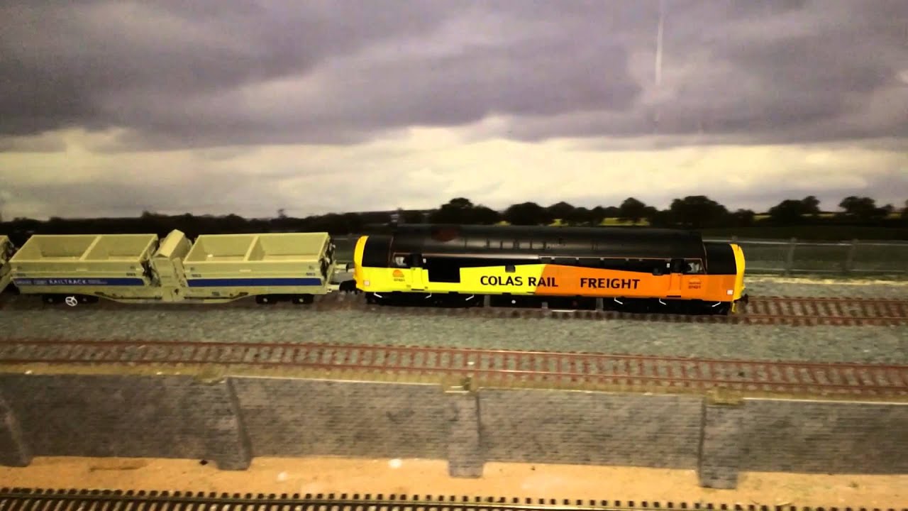Bachmann Colas Rail 37421 on a rake of Dapol side tippers - YouTube