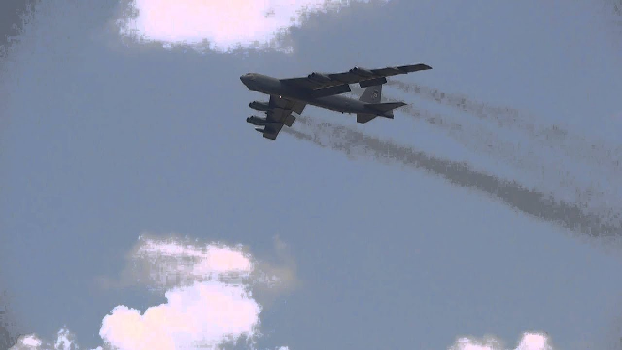 B-52 Low Pass over 25R-7L - YouTube