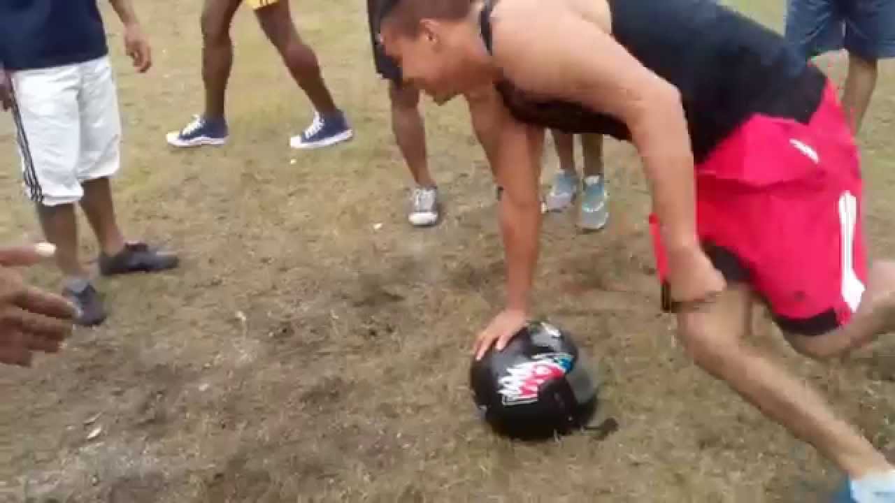 Intentando patear un balón dando 13 vueltas - YouTube